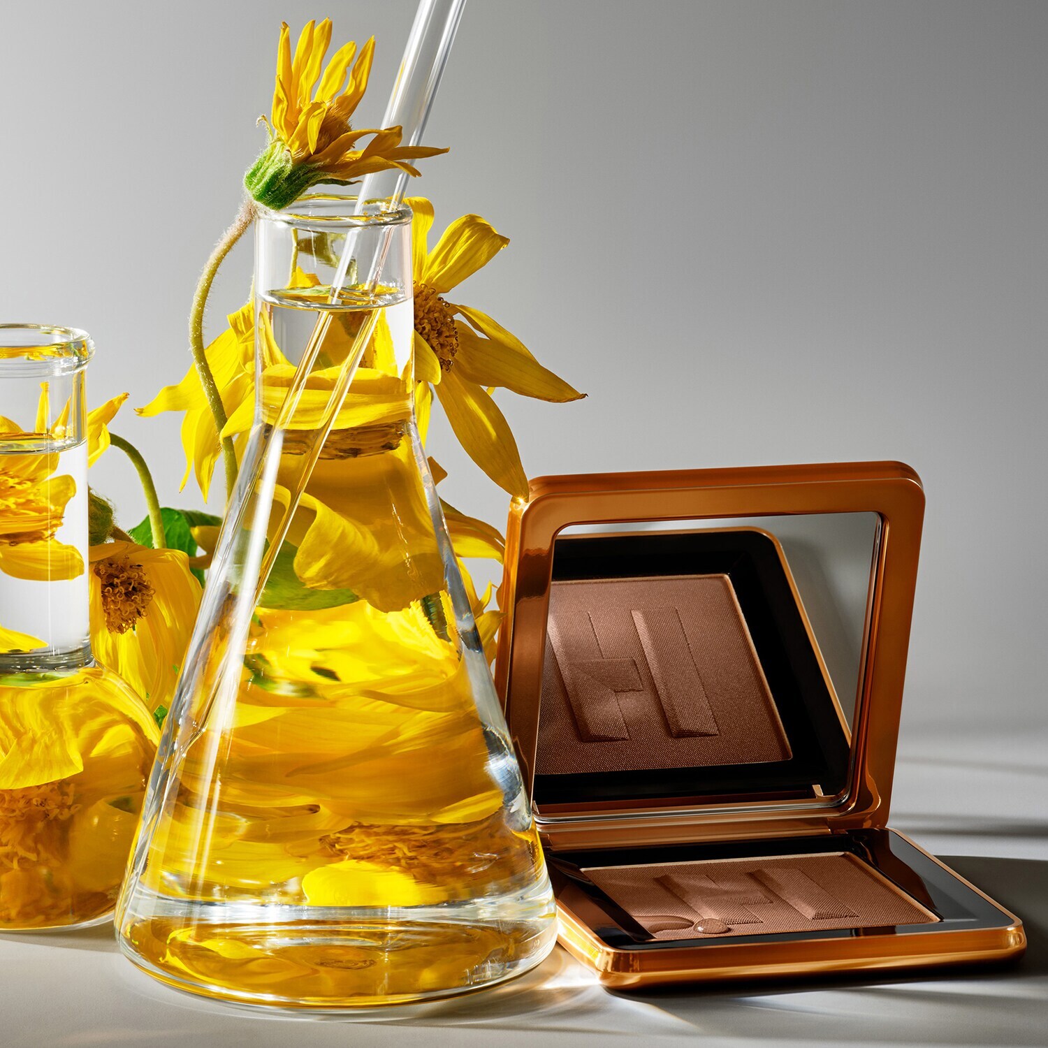 Power Sculpt Velvet Bronzer with Fermented Arnica – Pudrový bronzer z ...
