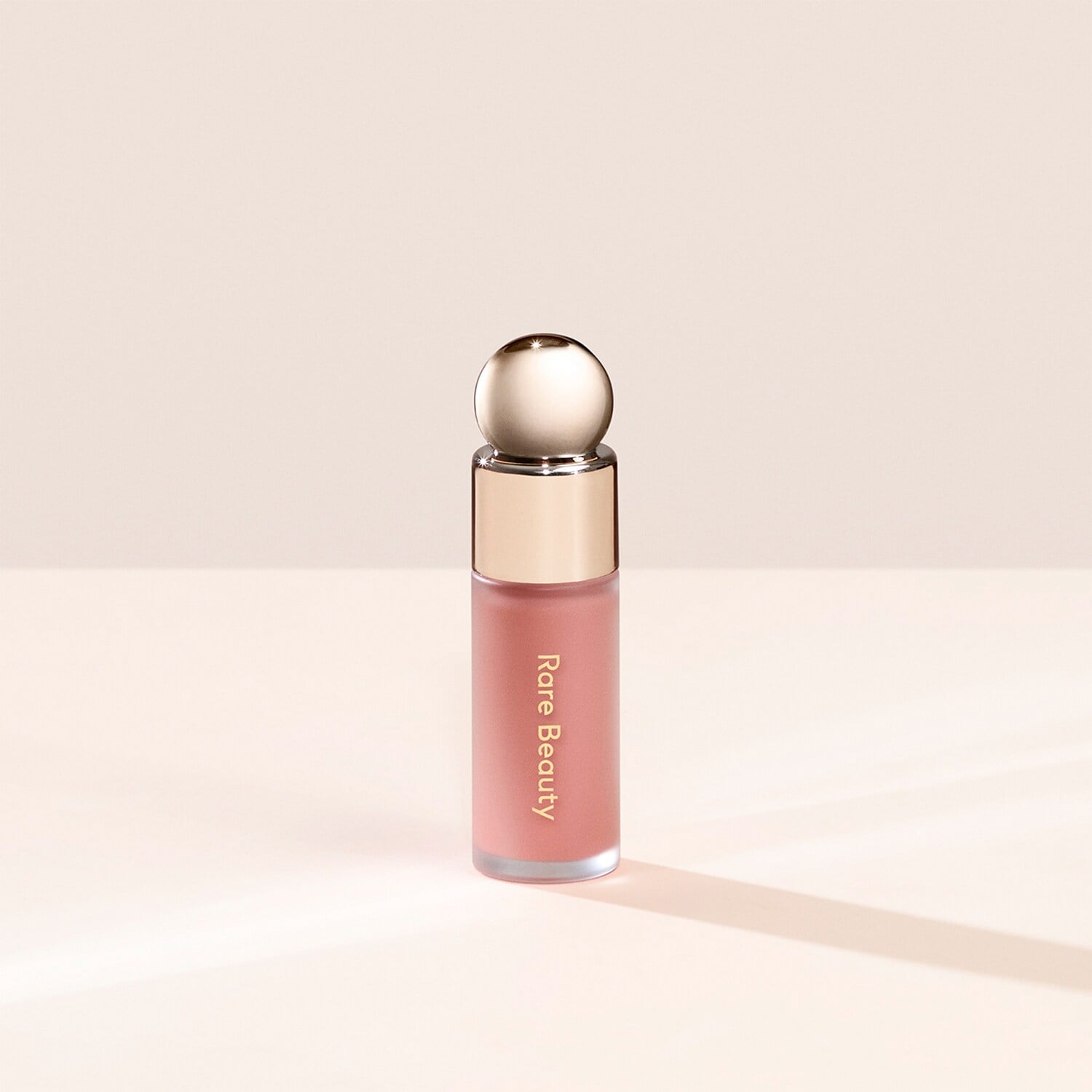 Soft Pinch Blush – Tekutá mini tvářenka z RARE BEAUTY ≡ SEPHORA